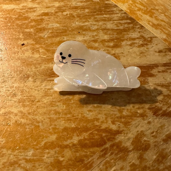 Claire's | Accessories | So Cute Iridescent Seal Claw Clip For Your ...